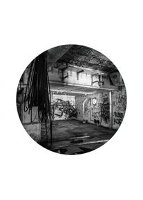 Wallario Glasbild, Alte verlassene Fabrik in schwarz weiß mit Graffiti