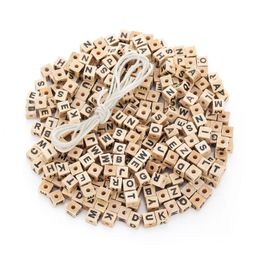 buttinette Buchstabenwürfel aus Holz, 8 mm, 300 Stück