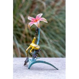 IDYL Dekofigur IDYL Bronze-Skulptur Lustiger Frosch mit Blume farbig emailliert