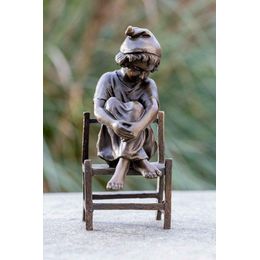 IDYL Dekofigur IDYL Bronze-Skulptur Mädchen sitzend auf einem Stuhl