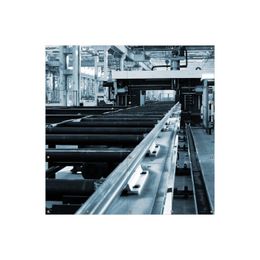 Wallario Sichtschutzzaunmatten Fließband in einer modernen Fabrik Halle mit Maschinen und Gitterdach