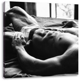 Pixxprint Leinwandbild Muskulöser Mann im Bett Kunst B&W