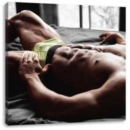 Pixxprint Leinwandbild Muskulöser Mann im Bett
