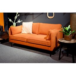 Die Wäscherei Hamburg 2,5-Sitzer Sofa Crack in orangenem Teddybezug mit Kissen