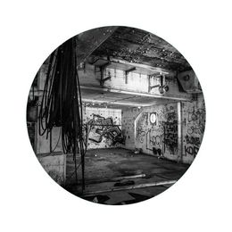 Wallario Glasbild, Alte verlassene Fabrik in schwarz weiß mit Graffiti
