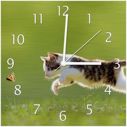 Wallario Wanduhr Süße Katze fängt Schmetterling im Grünen (Aluverbunduhr), gelb, mit weißen Zeigern