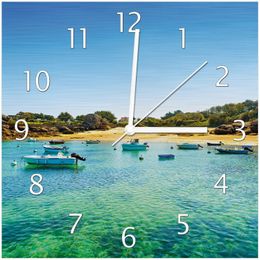Wallario Wanduhr Französische Bucht mit klarem Wasser und Booten (Aluverbunduhr), grün, mit weißen Zeigern