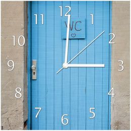 Wallario Wanduhr Blaue Tür einer Toilette in einer verlassenen Fabrik in Magdeburg (Aluverbunduhr), mit weißen Zeigern