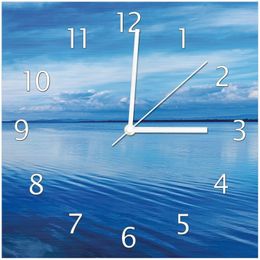 Wallario Wanduhr Blaue Meeresbucht in Italien mit Spiegelung im Wasser (Aluverbunduhr), mit weißen Zeigern