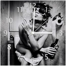 Wallario Wanduhr Kloparty - Sexy Frau auf Toilette mit Zigarette und Schnaps (Aluverbunduhr), mit weißen Zeigern