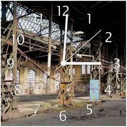 Wallario Wanduhr Verlassene Industriehalle - Alte Fabrik (Aluverbunduhr), schwarz, mit weißen Zeigern