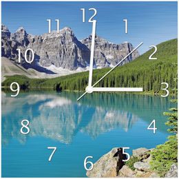 Wallario Wanduhr Tiefblauer See mit Bergpanorama und Wäldern Kanada (Aluverbunduhr), grün, mit weißen Zeigern