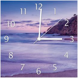Wallario Wanduhr Kalifornischer Strand am Abend mit Felsenküste (Aluverbunduhr), lila, mit weißen Zeigern