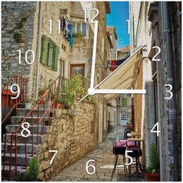 Wallario Wanduhr Romantische Gasse in Kroatien mitten in der Stadt (Aluverbunduhr), gelb, mit weißen Zeigern