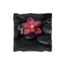 Wallario Dekokissen Orchideen-Blüte auf schwarzen Steinen