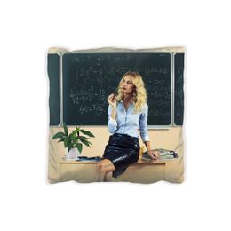 Wallario Dekokissen Sexy blonde Lehrerin in Schule vor Tafel mit langen Beinen und Brille