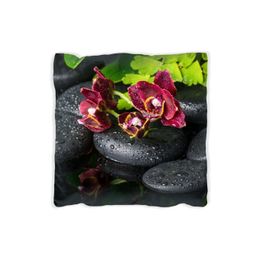 Wallario Dekokissen Dunkelrote Orchideen-Blüte auf schwarzen Steinen mit Regentropfen