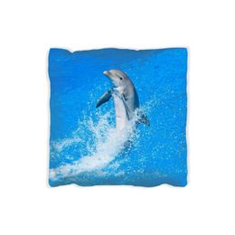 Wallario Dekokissen Fröhlicher Delfin im blauen Wasser