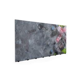 Primedeco Garderobenpaneel Magnetwand und Memoboard aus Glas Gefrorene Beereneiswürfel