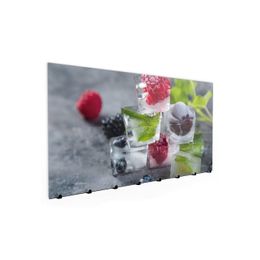 Primedeco Garderobenpaneel Magnetwand und Memoboard aus Glas Beeren in Eiswürfel