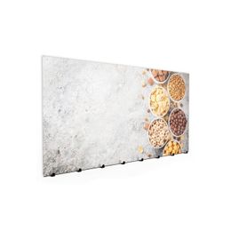 Primedeco Garderobenpaneel Magnetwand und Memoboard aus Glas Cerealien auf Tisch