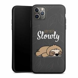 DeinDesign Handyhülle lazy sunday Sprüche Faultier Just Do It Slowly Sloth Grey, Apple iPhone 11 Pro Max Silikon Hülle Premium Case Handy Schutzhülle