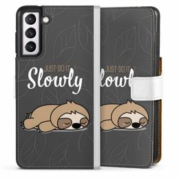 DeinDesign Handyhülle lazy sunday Sprüche Faultier Just Do It Slowly Sloth Grey, Samsung Galaxy S21 5G Hülle Handy Flip Case Wallet Cover, weiß