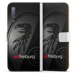 DeinDesign Handyhülle SC Freiburg Offizielles Lizenzprodukt Metallic Look, Samsung Galaxy A7 Duos (2018) Hülle Handy Flip Case Wallet Cover, weiß
