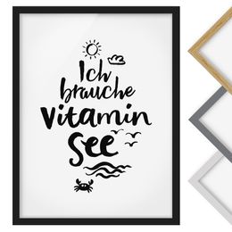 Bilderwelten Bild mit Rahmen Ich brauche Vitamin See - gerahmte Wandbilder Print Spr&uuml;che Wohnzimmer Schlafzimmer Bad Badezimmer K&uuml;che Flur Esszimmer Schwarz/Wei&szlig;