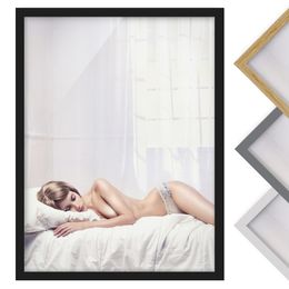 Bilderwelten Bild mit Rahmen Sleeping Beauty - gerahmte Wandbilder Print Akt Portrait Wohnzimmer Schlafzimmer Bad Badezimmer K&uuml;che Flur Esszimmer