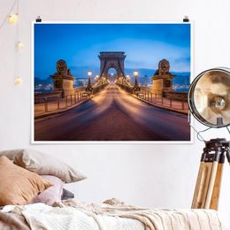 Bilderwelten Poster Stadt orange Motiv matt gl&auml;nzend selbstklebend - Kettenbr&uuml;cke in Budapest bei Nacht - Architektur Wohnzimmer Schlafzimmer