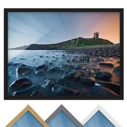 Bilderwelten Bild mit Rahmen Natur blau Motiv inkl. Rahmung - Sonnenaufgang mit Nebel bei Dunstanburgh Castle - Architektur Wohnzimmer Schlafzimmer