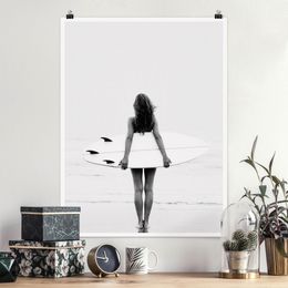 Poster Entspanntes Surfergirl mit Board