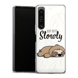 DeinDesign Handyhülle Tiere Faultier lazy sunday Just Do It Slowly Sloth, Sony Xperia 1 IV Silikon Hülle Bumper Case Handy Schutzhülle, weiß