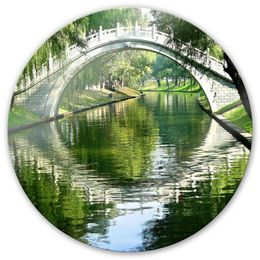 K&L WALL ART Bedrucktes Sicherheitsglas Wandbild Rund Glasbild Park Brücke Wald am Fluss ø 70cm - grün