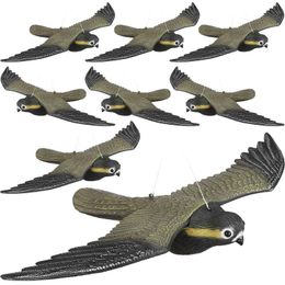 Relaxdays 8er Set Vogelschreck Falke, fliegender Greifvogel als Vogelscheuche, Raubvogel Attrappe, Vogel lebensgroß, mehrfarbig