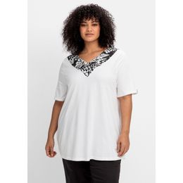 sheego Große Größen: Shirt in A-Linie, mit breiter Blende am V-Ausschnitt, weiß bedruckt, Gr.44/46