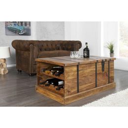 Licht-Erlebnisse Couchtisch mit Weinregal Truhe massiv 100 cm Holz Wohnzimmertisch - Natur