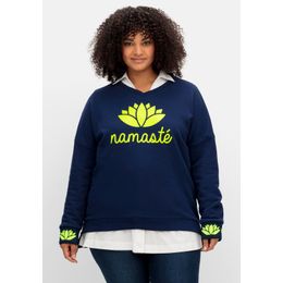 sheego loves miss goodlife Große Größen: Sweatshirt mit V-Ausschnitt und Yoga-Frontdruck, blau bedruckt, Gr.52