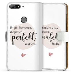 DeinDesign Handyhülle Es gibt Menschen die passen, Huawei Y7 (2018) Hülle Handy Flip Case Wallet Cover Handytasche Leder