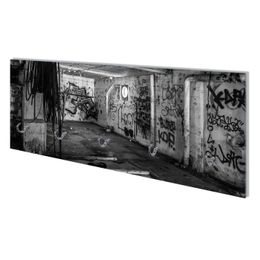 Wallario Wandgarderobe Alte verlassene Fabrik in schwarz weiß mit Graffiti (1-teilig