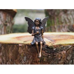 IDYL Dekofigur IDYL Bronze-Skulptur Sitzende Fee mit Schmetterling