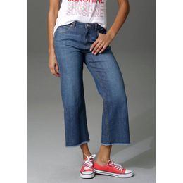 Aniston CASUAL 7/8-Jeans mit leicht ausgefranstem Beinabschluss, blau