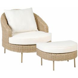 Beliani - Gartensessel mit Fußhocker Naturfarbener Farbton Weiße Kissen pe Rattan Boho Design Outdoor Sitzmöbel - Natürlich