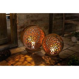 Dekoleidenschaft - 2x Windlicht Ornament aus Metall in Rost Optik, Kerzenhalter mit Windlichtglas, Tischdeko für Wohnzimmer, Balkon & Garten