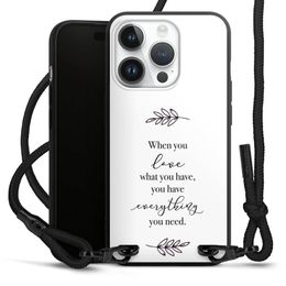 DeinDesign Handyhülle Liebe Spruch Statement When You Love What You Have, Apple iPhone 15 Pro Premium Handykette Hülle mit Band Cover mit Kette