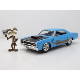 Jada Modellauto Plymouth Road Runner 1970 hellblau Looney Tunes mit Wile E. Coyote