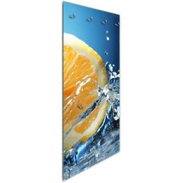 Wallario Wandgarderobe Orange in spritzigem Wasser vor blauem Hintergrund (1-teilig