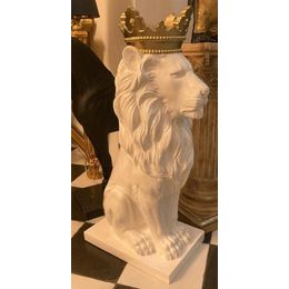 Casa Padrino Skulptur Luxus Dekofigur Löwe mit Krone Weiß / Gold H. 80 cm