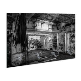 Wallario Schlüsselbrett Alte verlassene Fabrik in schwarz weiß mit Graffiti